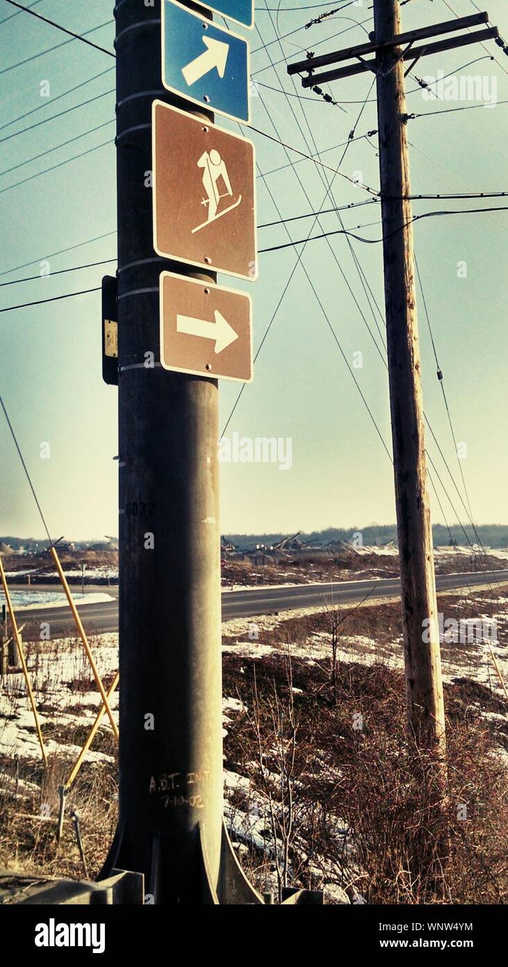 Signs ski slope hi-res stock photography and images - Alamy