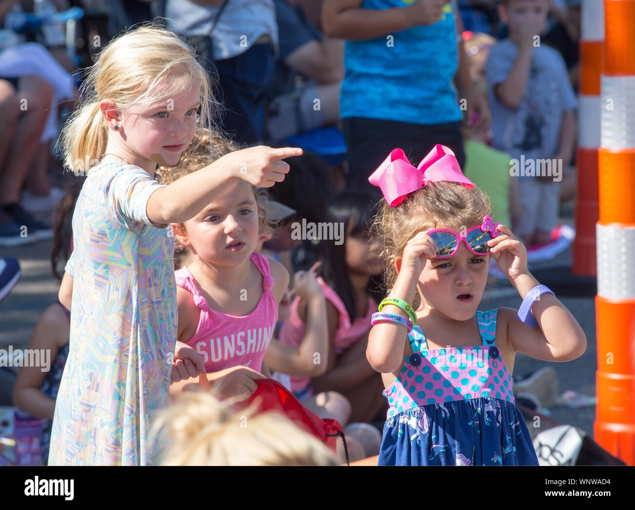 Children watch parade hi-res stock photography and images - Alamy