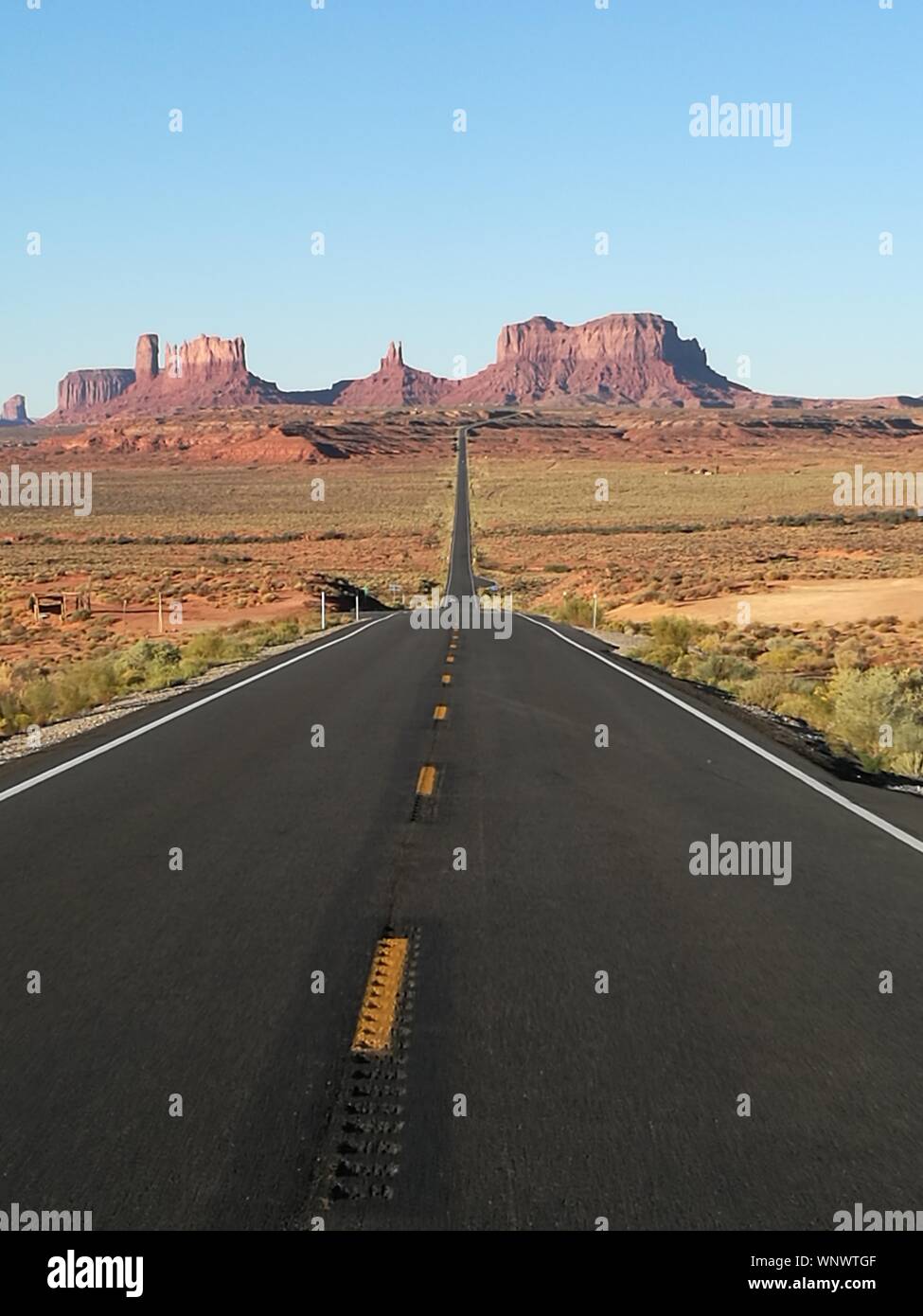Empty road remote desert hi-res stock photography and images - Alamy