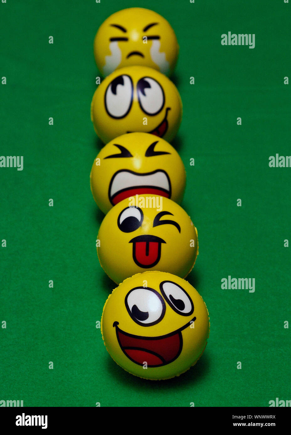 Row of faces hi-res stock photography and images - Alamy