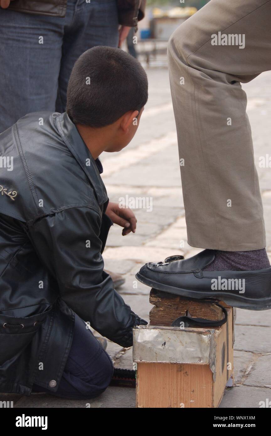 Syrian shoe-shine boy Stock Photo - Alamy