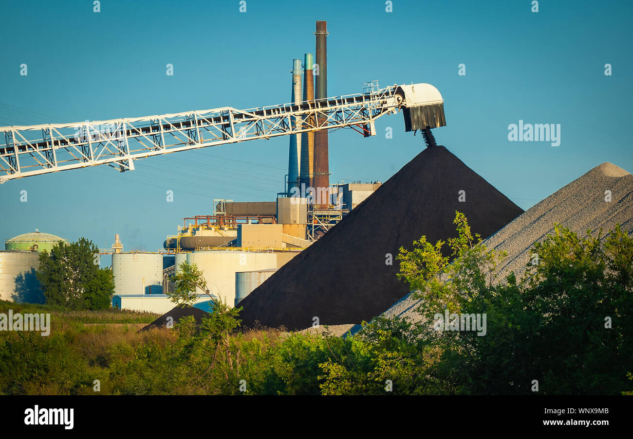 Coal ship at steel mill Detroit river factory Stock Photo - Alamy