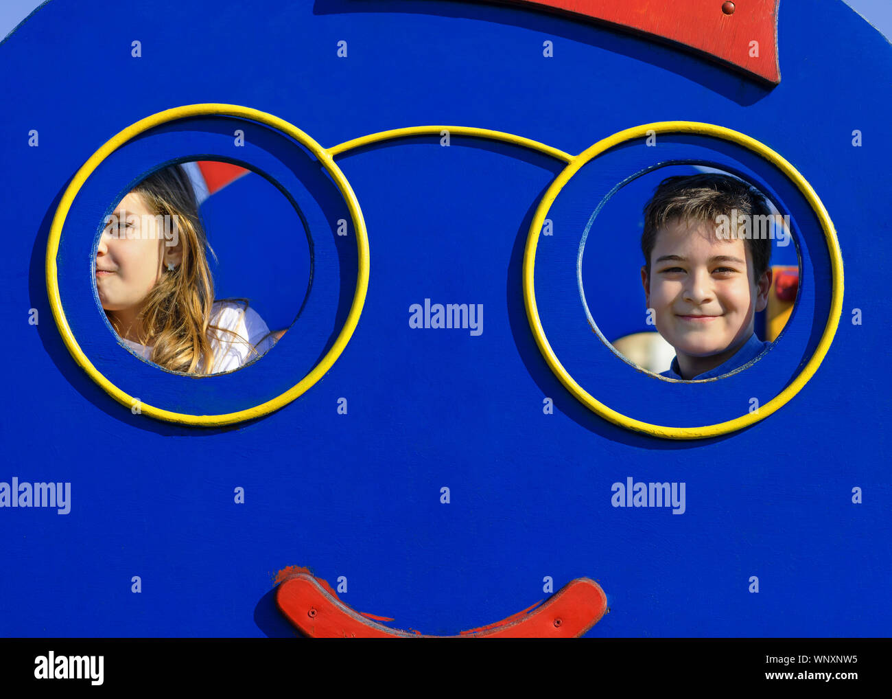 Child peeking through wall hi-res stock photography and images - Alamy