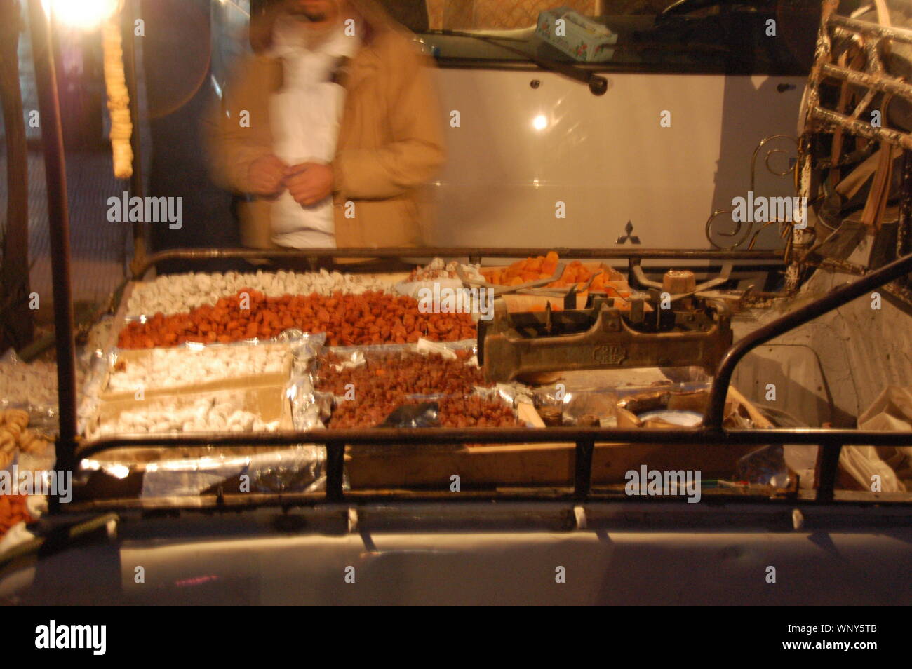 Cheap street food tokyo hi-res stock photography and images - Alamy