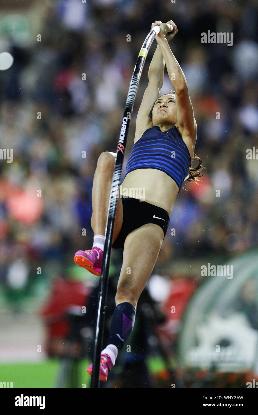 Ling li pole vault hi-res stock photography and images - Alamy