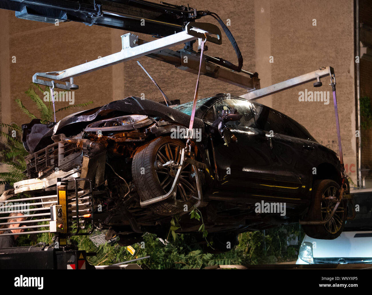 Berlin, Germany. 07th Sep, 2019. A destroyed car is lifted onto a tow ...