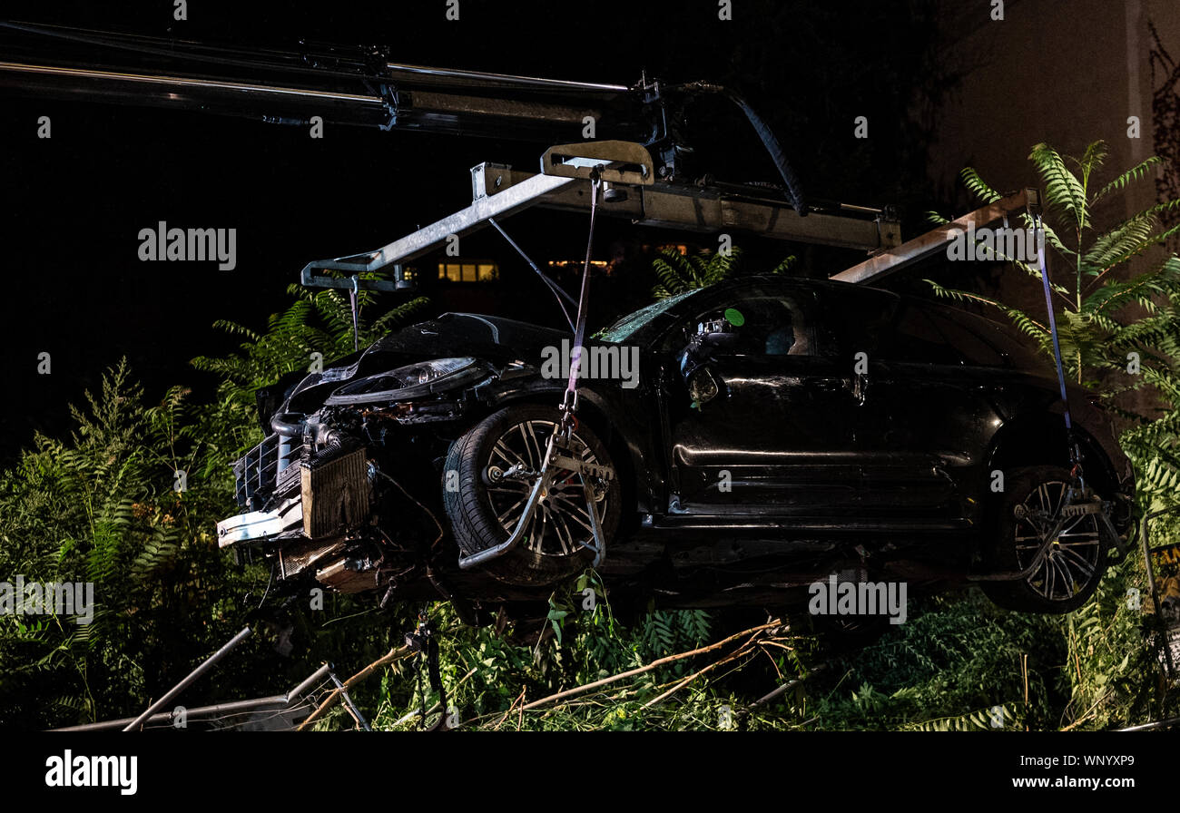 Berlin, Germany. 07th Sep, 2019. A destroyed car is lifted onto a tow ...