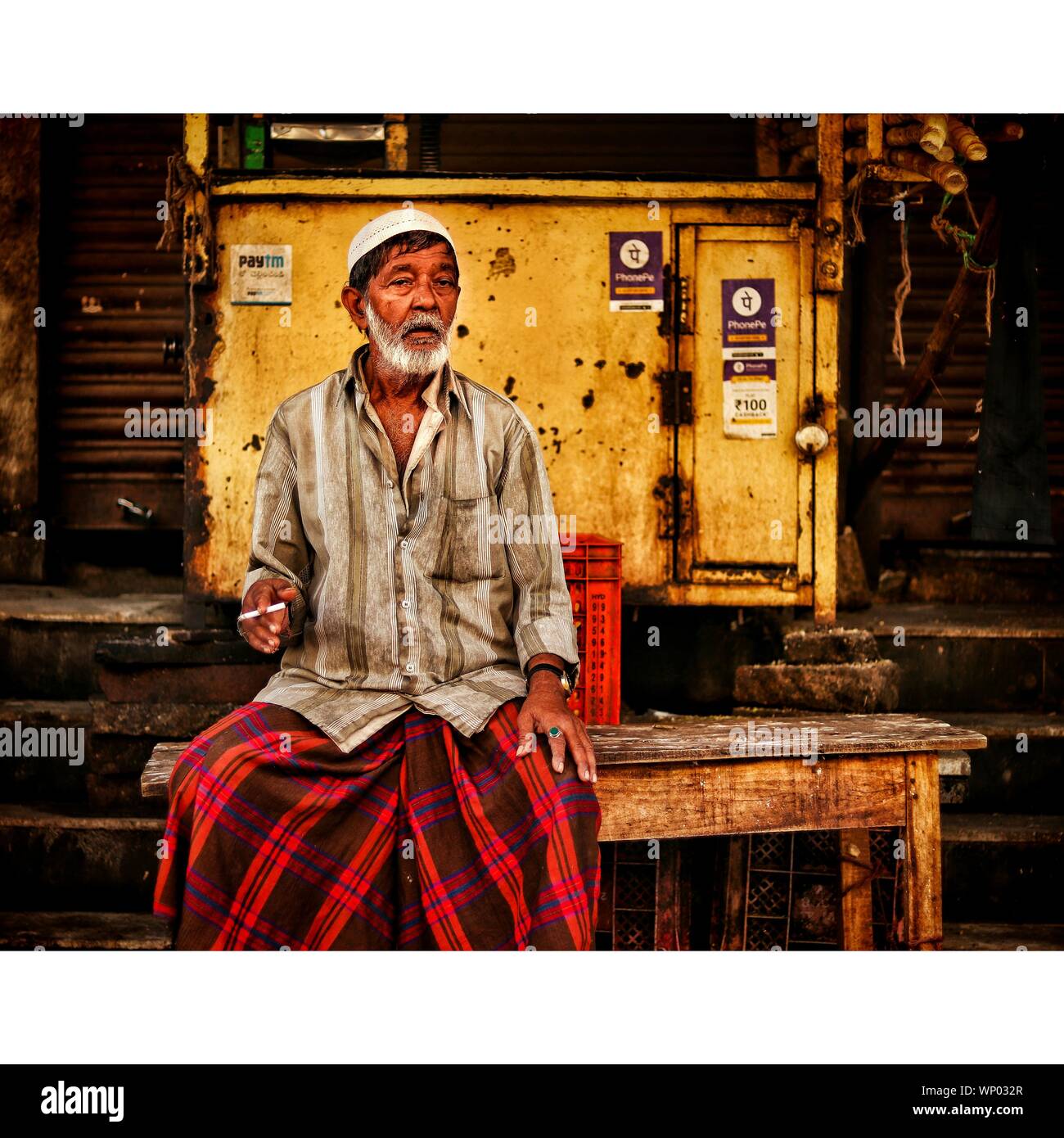a elder man enjoying his smoke Stock Photo - Alamy