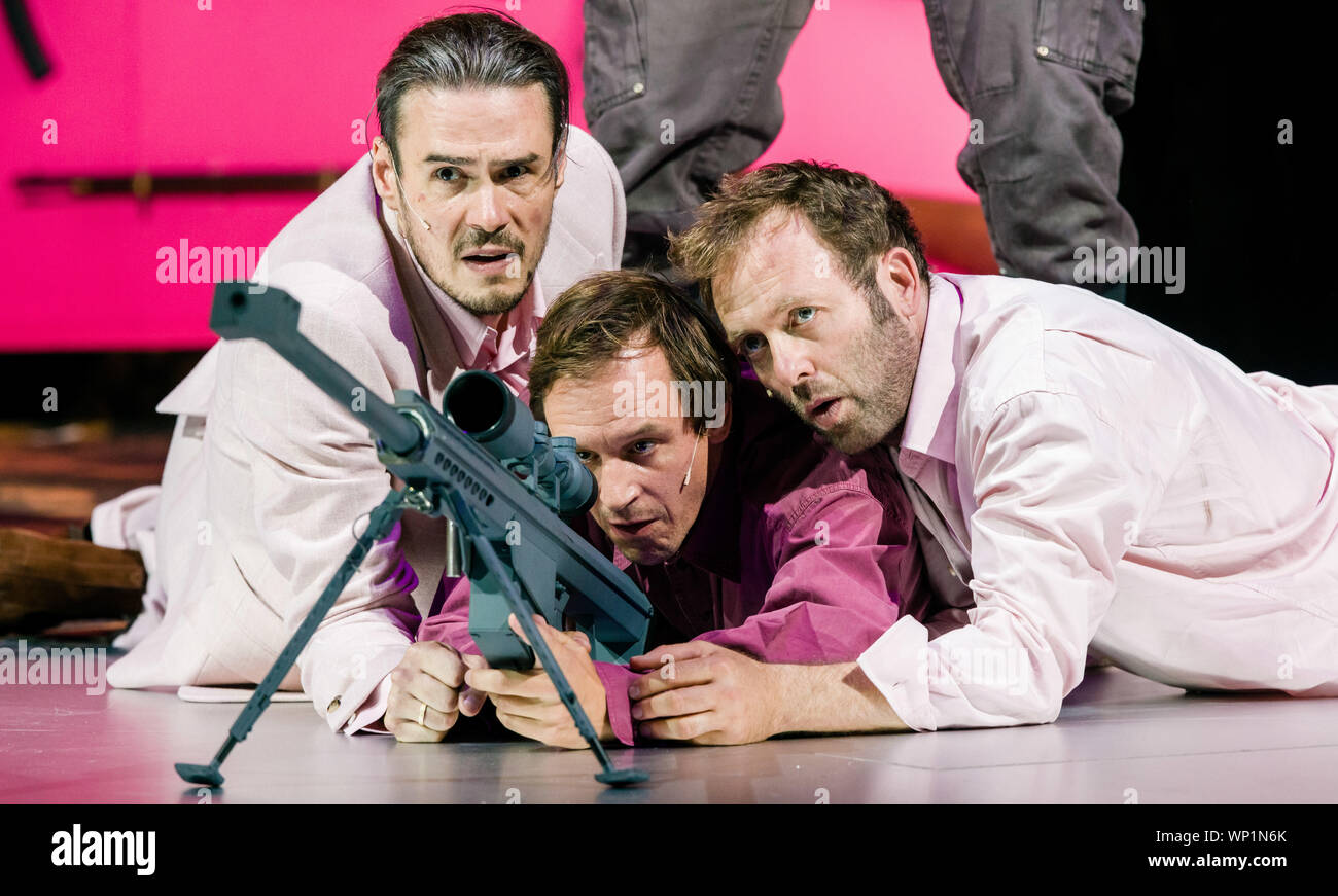 Hamburg, Germany. 04th Sep, 2019. The actors Tilman Strauß (l-r), Jan ...