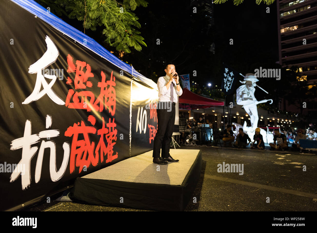 Hong Kong, China. 06th Sep, 2019. A community leader speaks to the ...