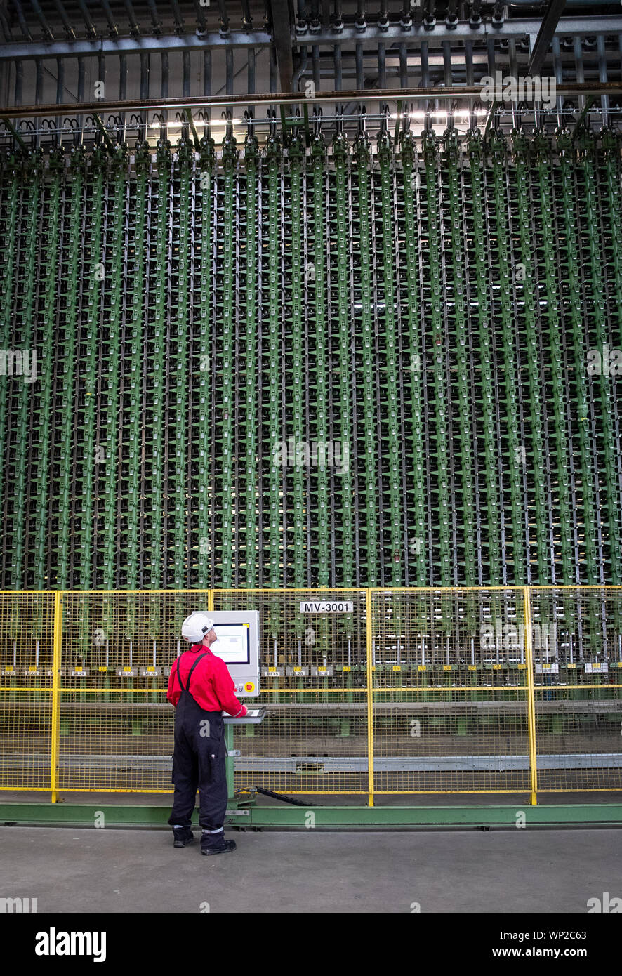 Shell employee plant hi-res stock photography and images - Alamy