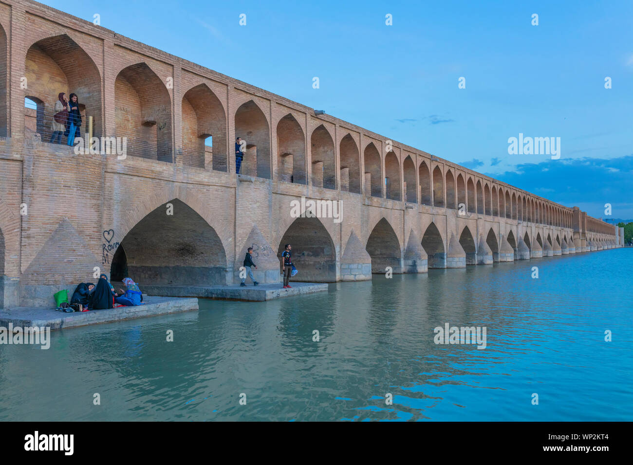 Si-o-se-pol, Allahverdi Khan Bridge, 17th century, Zayanderud river ...