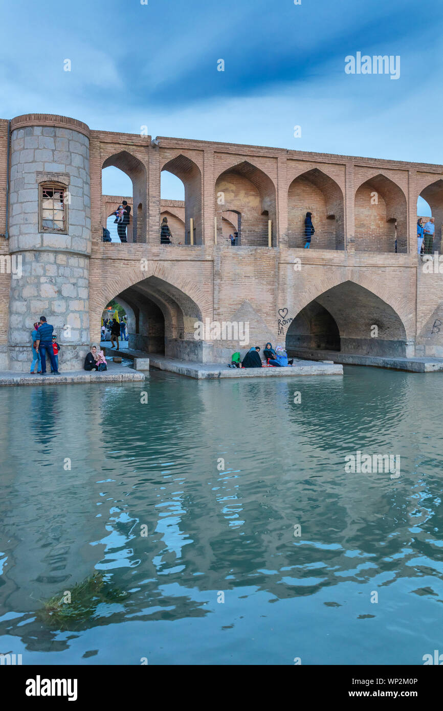 Si-o-se-pol, Allahverdi Khan Bridge, 17th century, Zayanderud river ...