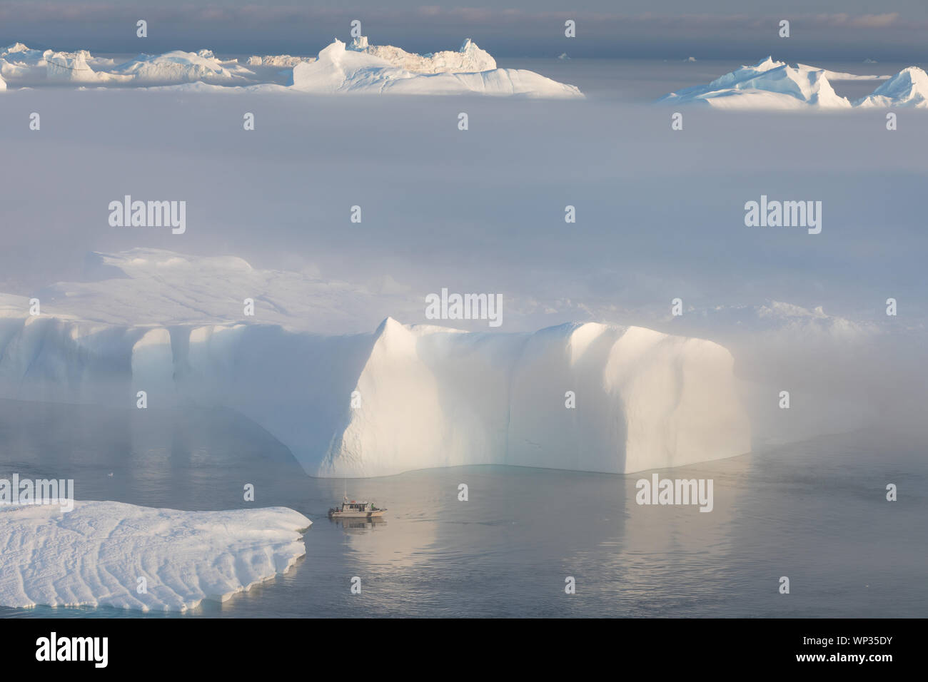 Ship and fog and icebergs hi-res stock photography and images - Alamy