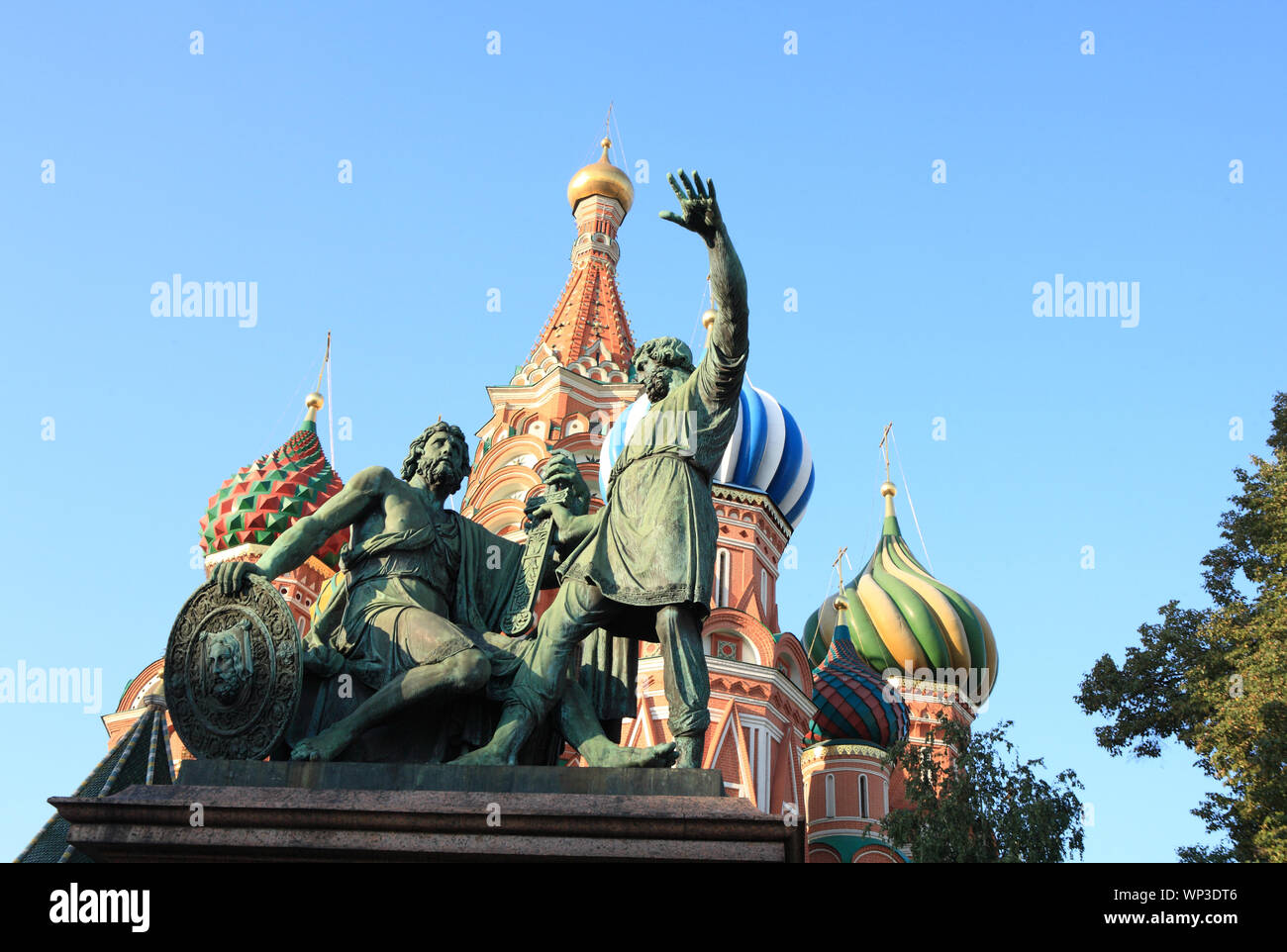 blessed basil cathedral and Statue of Minin and Pozharsky Stock Photo ...