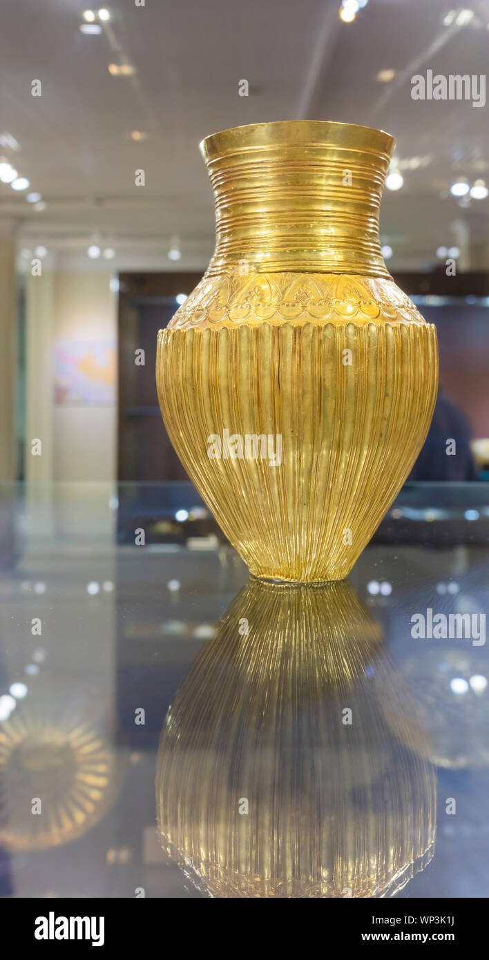 Amphora, gold, 6th century BC, Achaemenid, Reza Abbasi Museum, Tehran ...