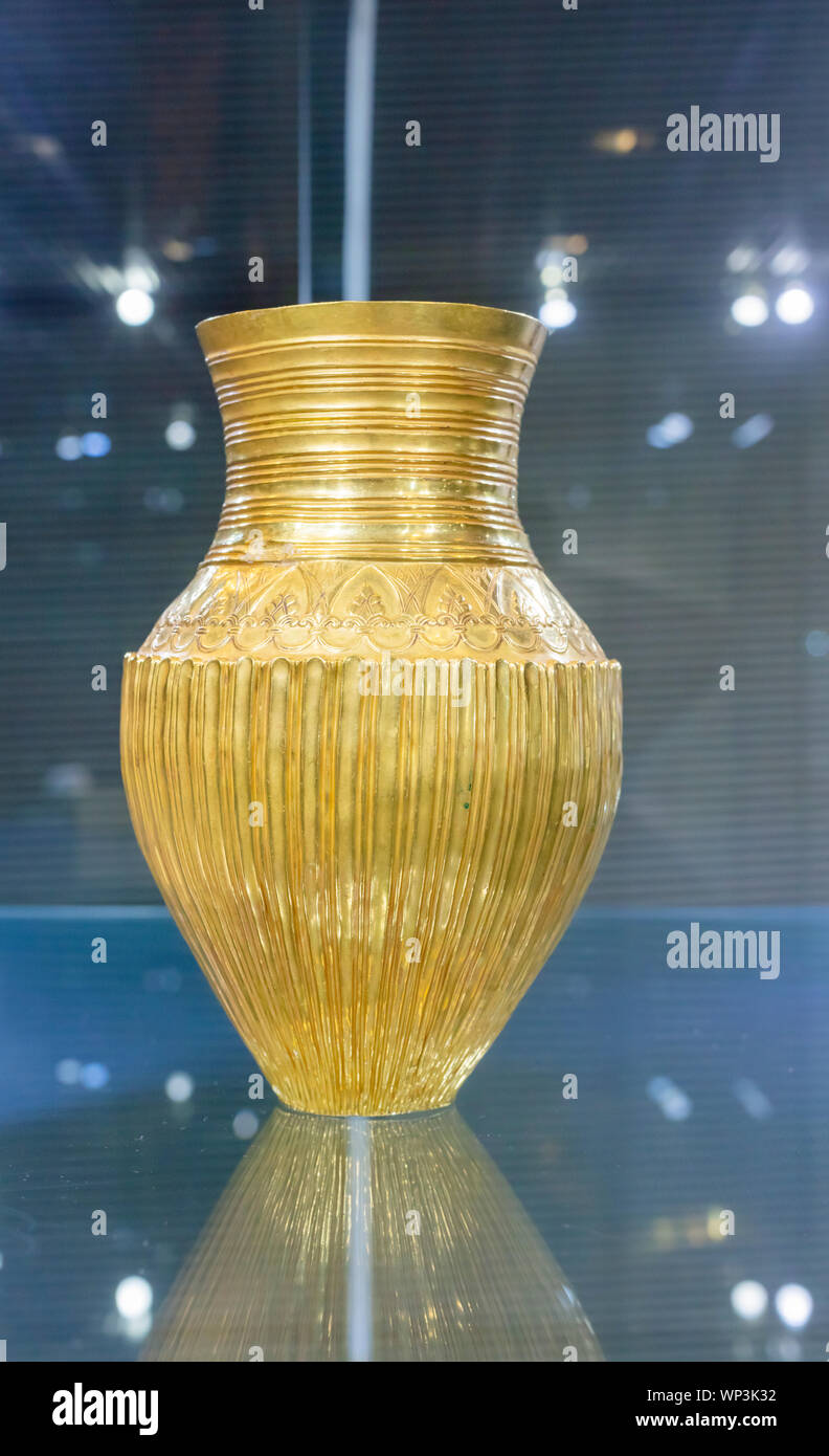 Amphora, gold, 6th century BC, Achaemenid, Reza Abbasi Museum, Tehran ...