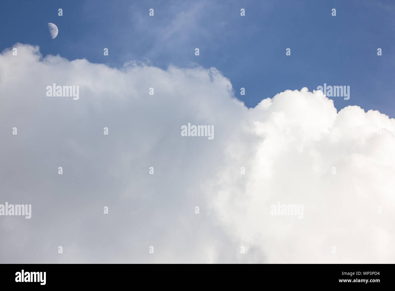Moon in cloudy sky close hi-res stock photography and images - Alamy