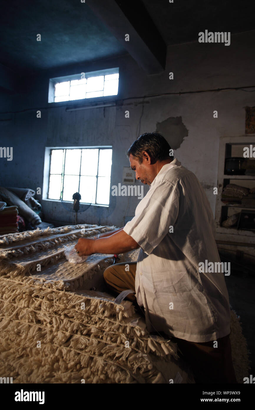 Man weaving at a carpet, India Stock Photo - Alamy