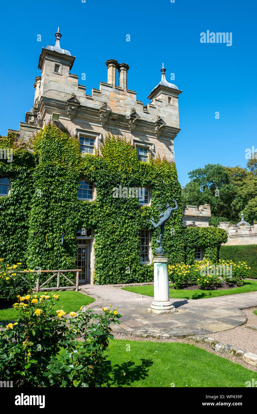 Ivy clad walls hi-res stock photography and images - Alamy