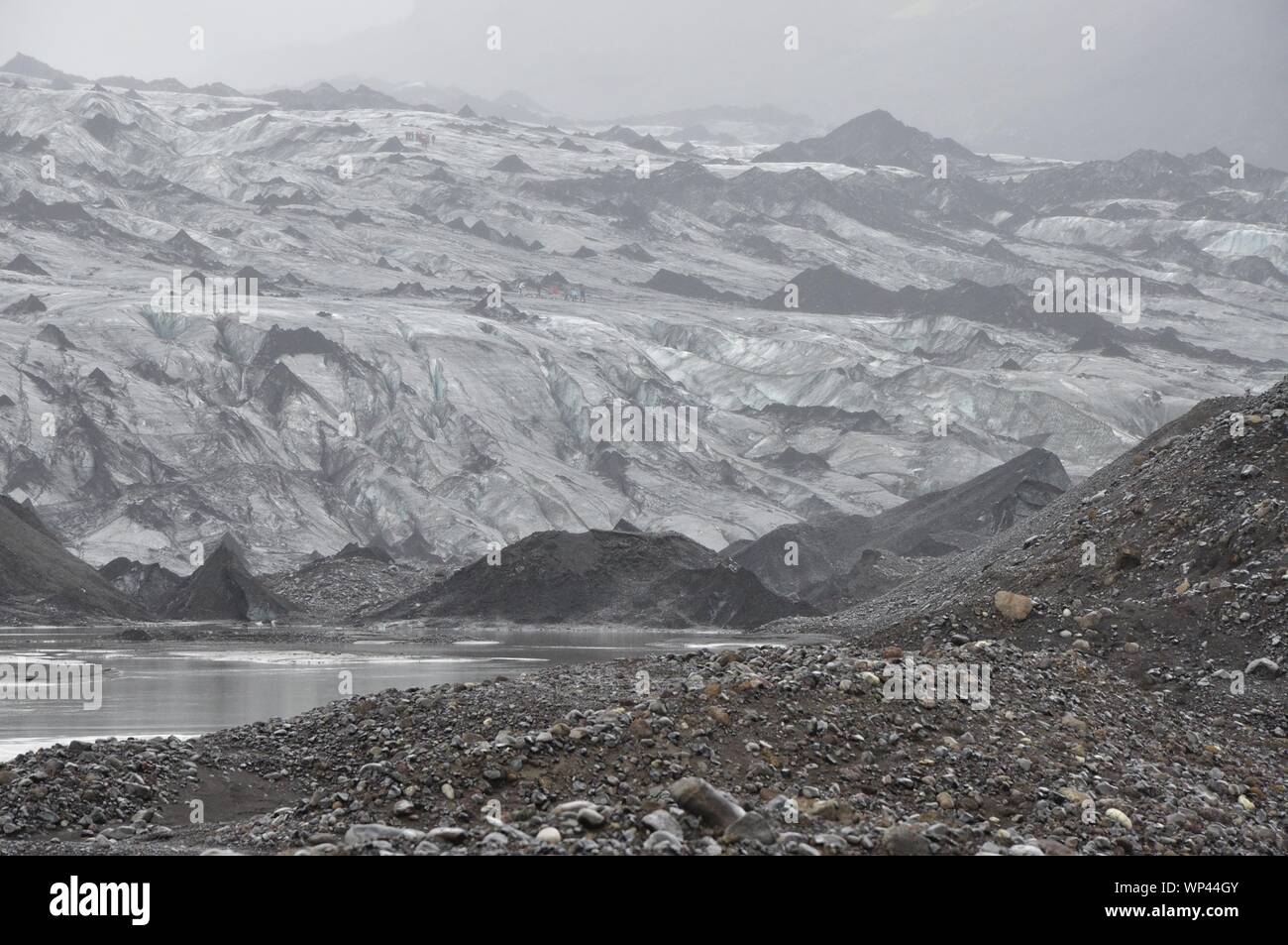 Die Gletscherzunge Sólheimajökull schiebt sich vom Hauptgletscher ...