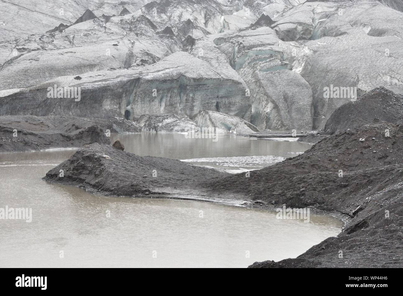 Die Gletscherzunge Sólheimajökull schiebt sich vom Hauptgletscher ...