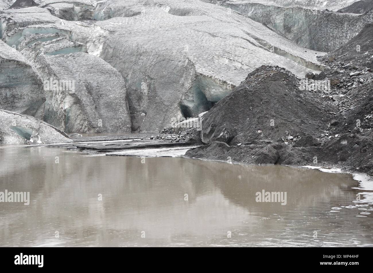 Die Gletscherzunge Sólheimajökull schiebt sich vom Hauptgletscher ...