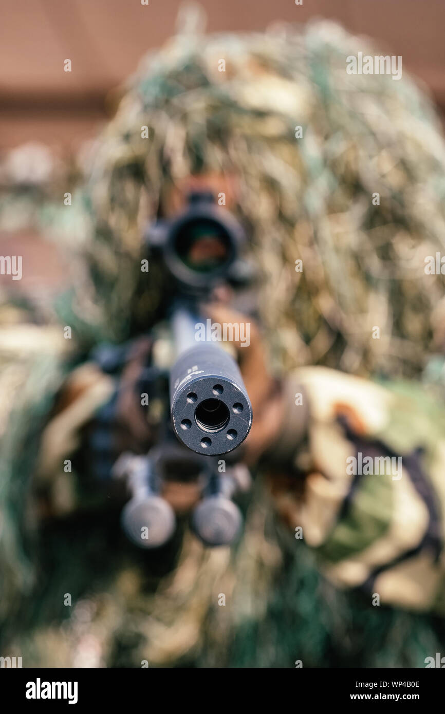 Gunpoint gun hi-res stock photography and images - Alamy