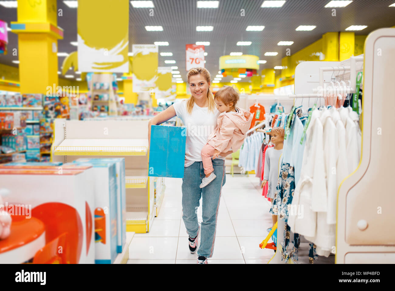 Mother with daughter have a purchase in kids store Stock Photo - Alamy
