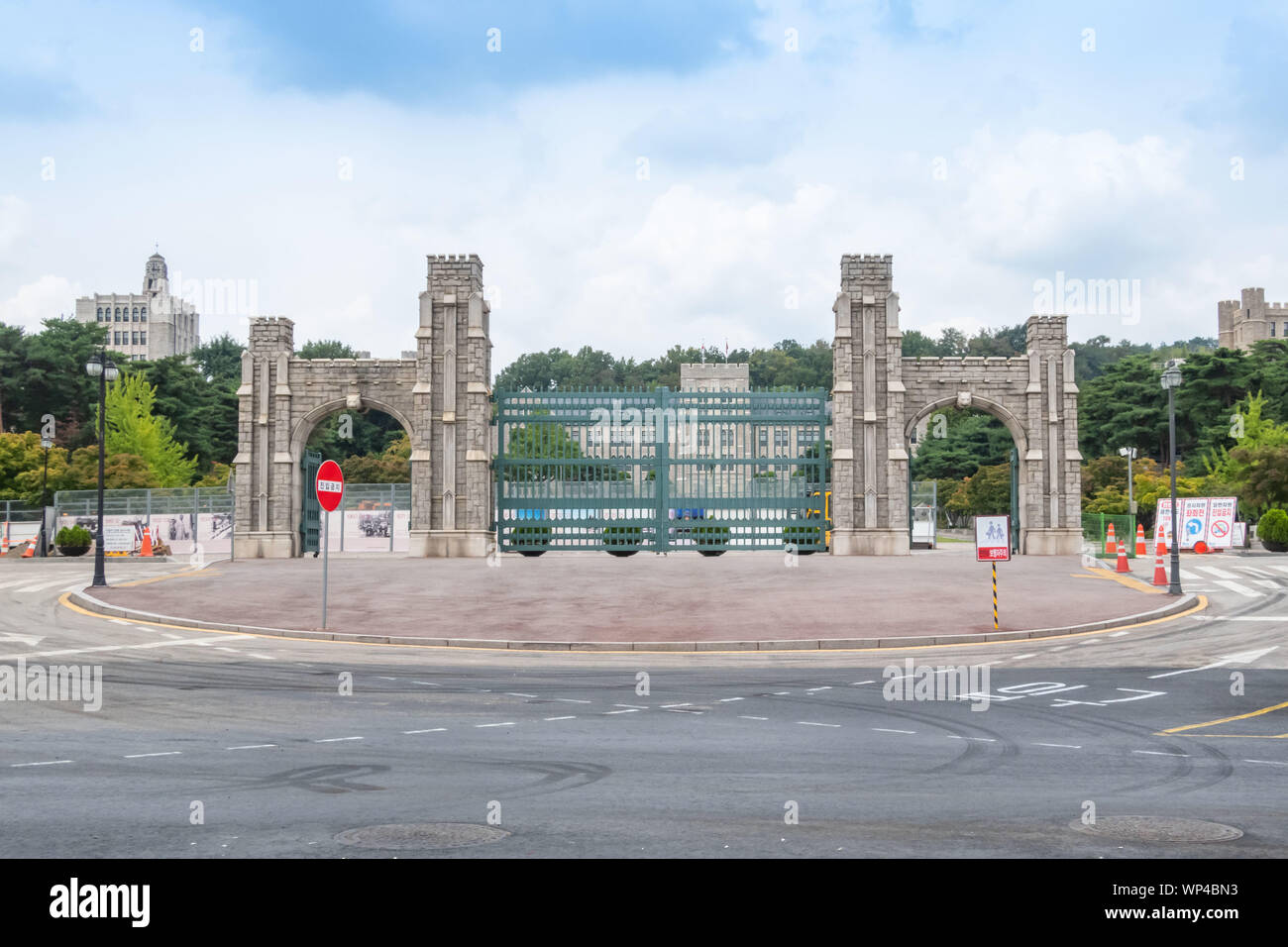 University main gate hi-res stock photography and images - Alamy