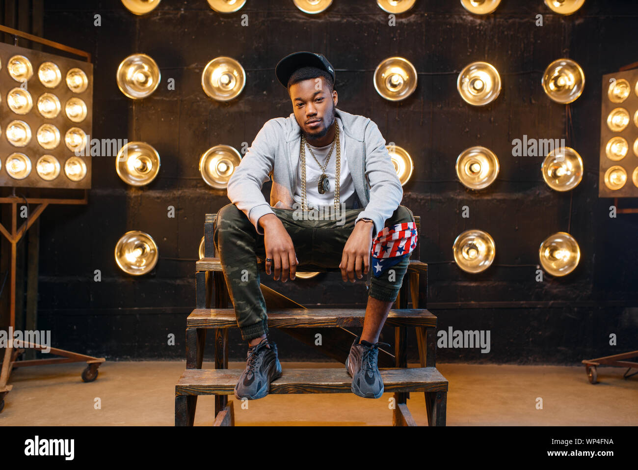 Stage poses hi-res stock photography and images - Alamy