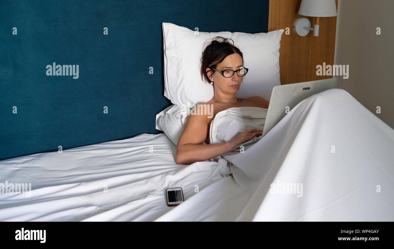 A woman working on her computer whilst in bed Stock Photo - Alamy