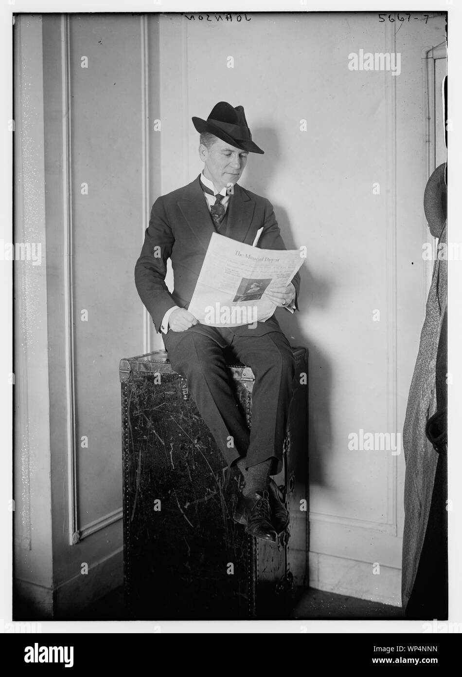 1920s newspaper reading hi-res stock photography and images - Alamy