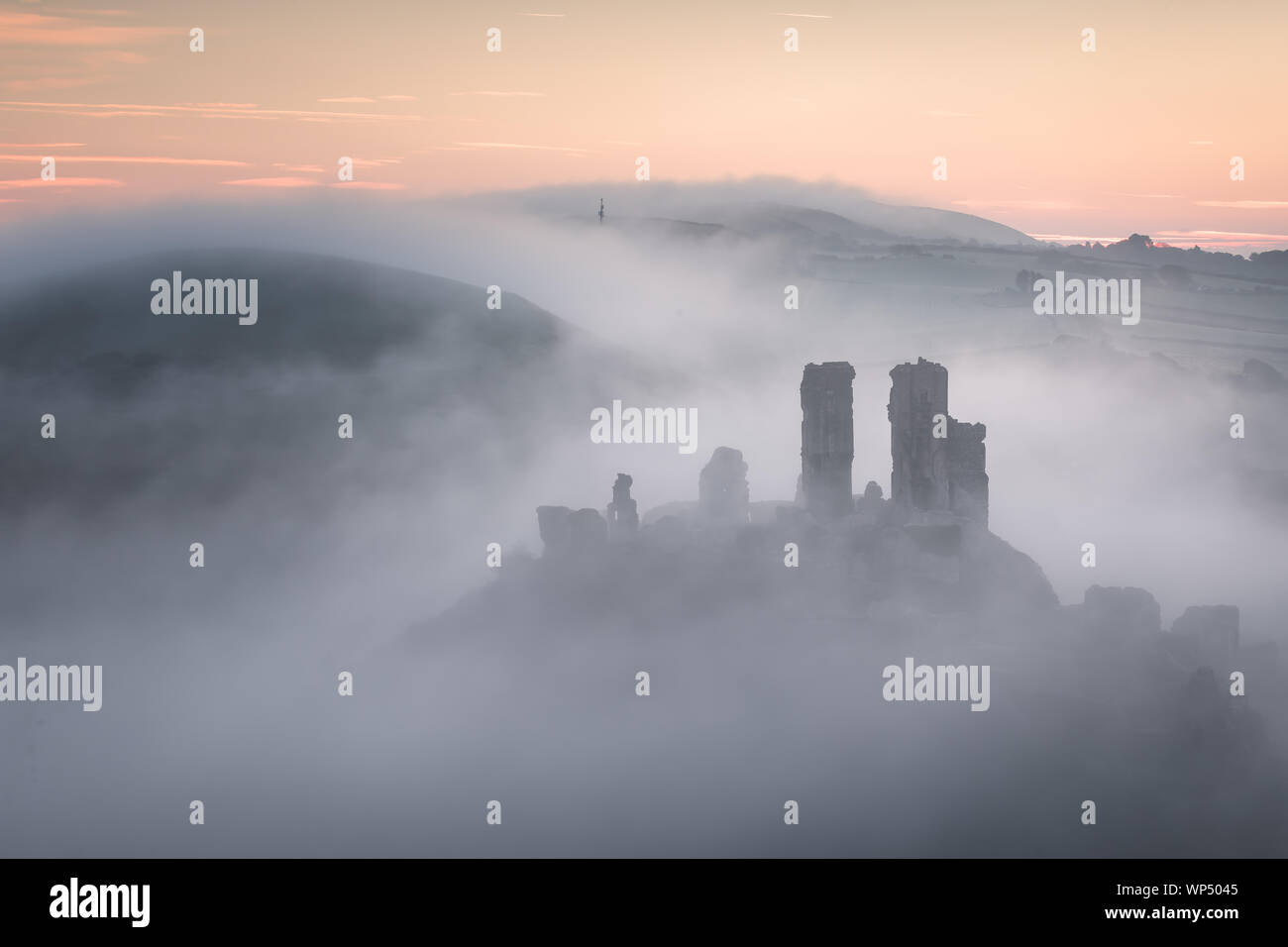 Corfe castle mist sunrise hi-res stock photography and images - Alamy