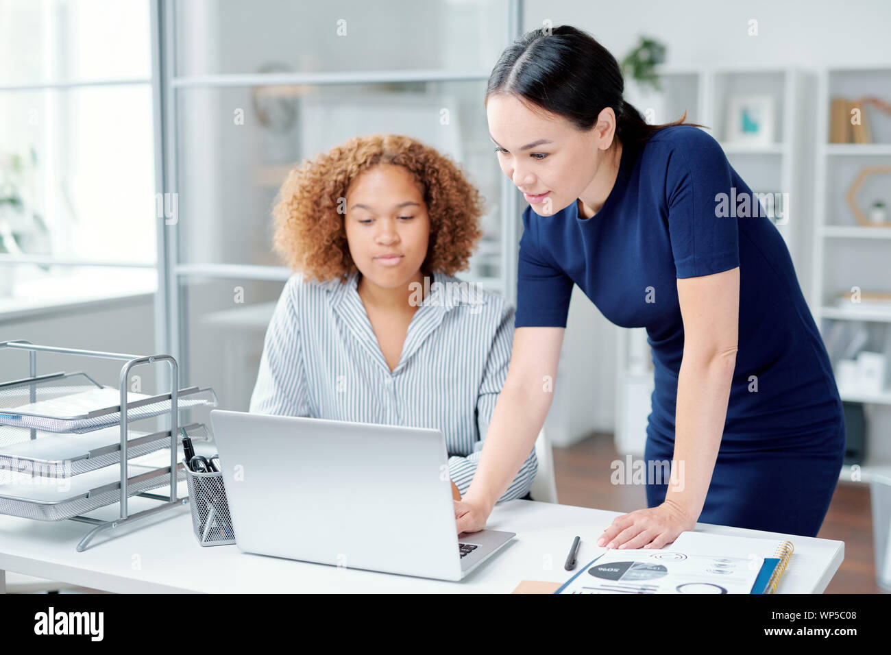 Helping colleague hi-res stock photography and images - Alamy
