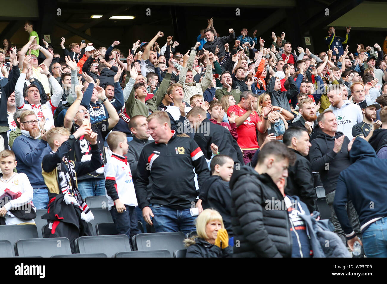 Mk dons fans hi-res stock photography and images - Alamy