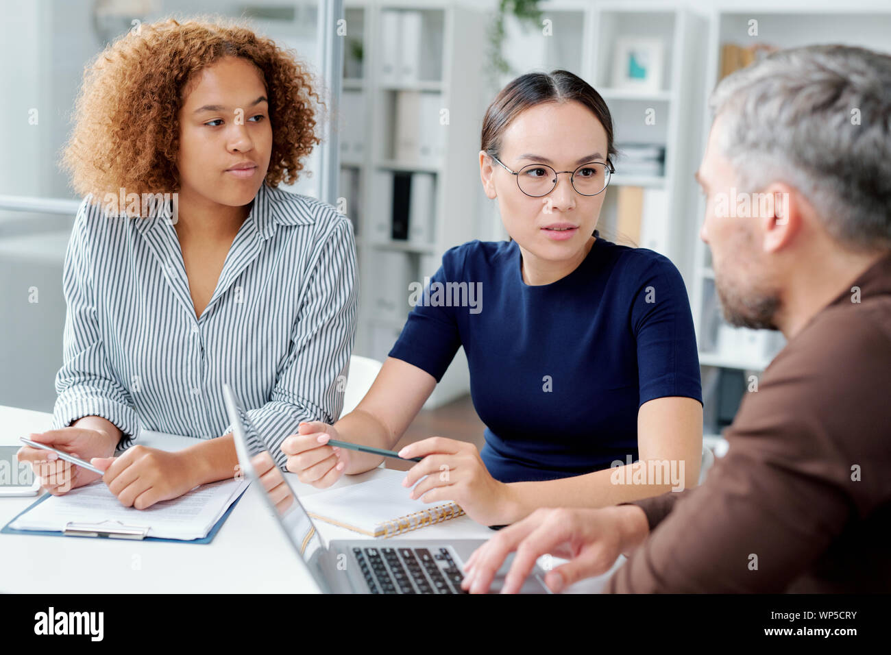 Subordinates boss office not woman hi-res stock photography and images ...
