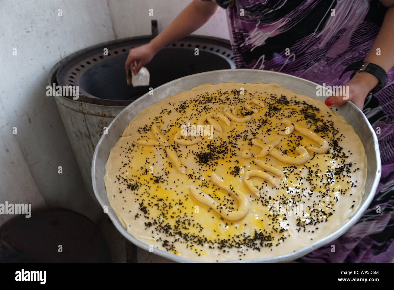 (190907) -- SANAA, Sept. 7, 2019 (Xinhua) -- Amal Mutahar prepares to ...