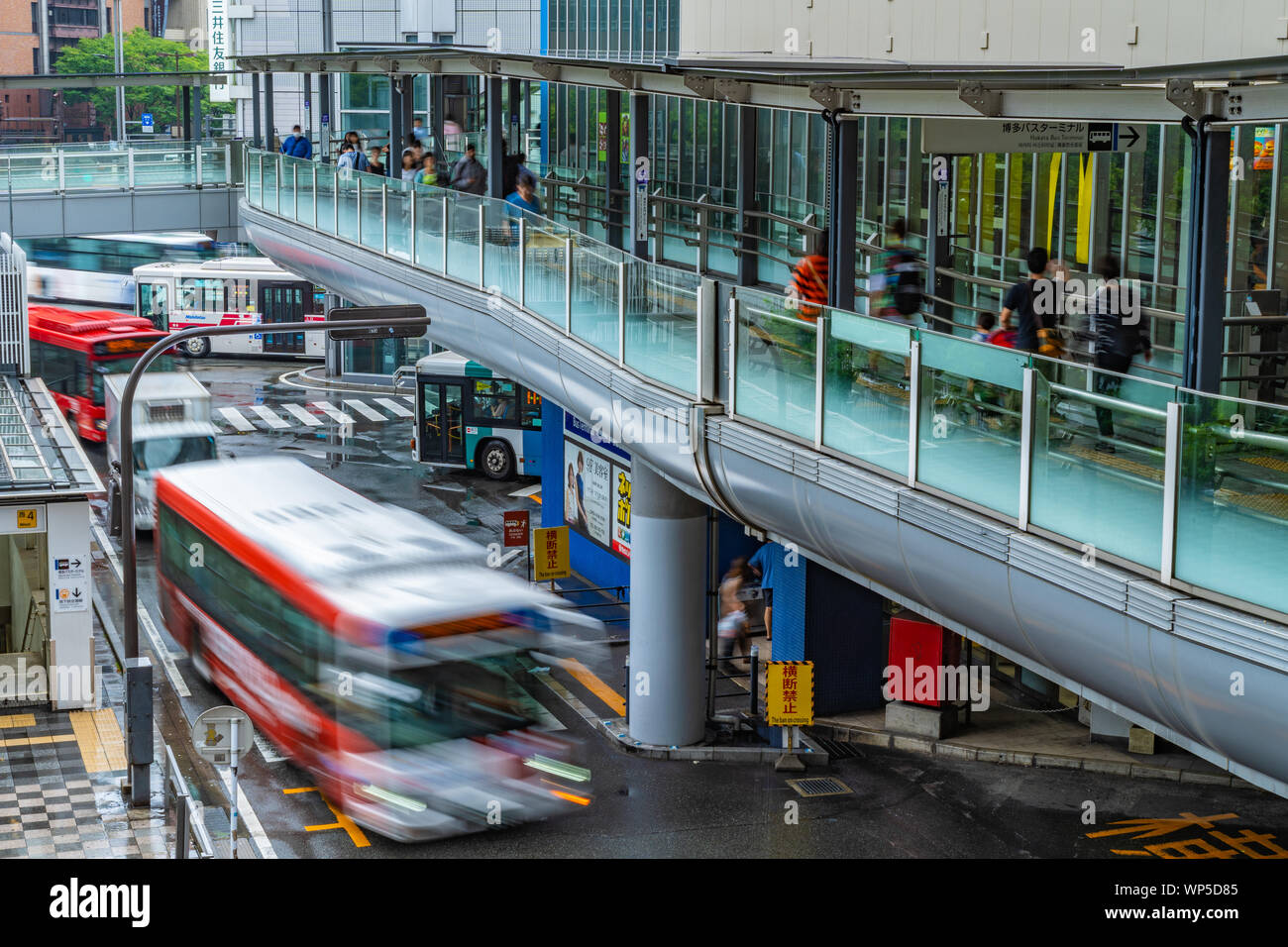 Timelapse crowd walk across street hi-res stock photography and images ...