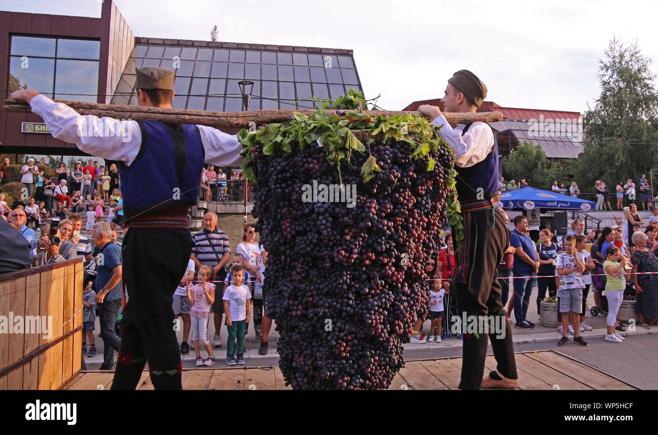 Smederevo, Serbia. 6th Sep, 2019. Young men dressed in traditional ...