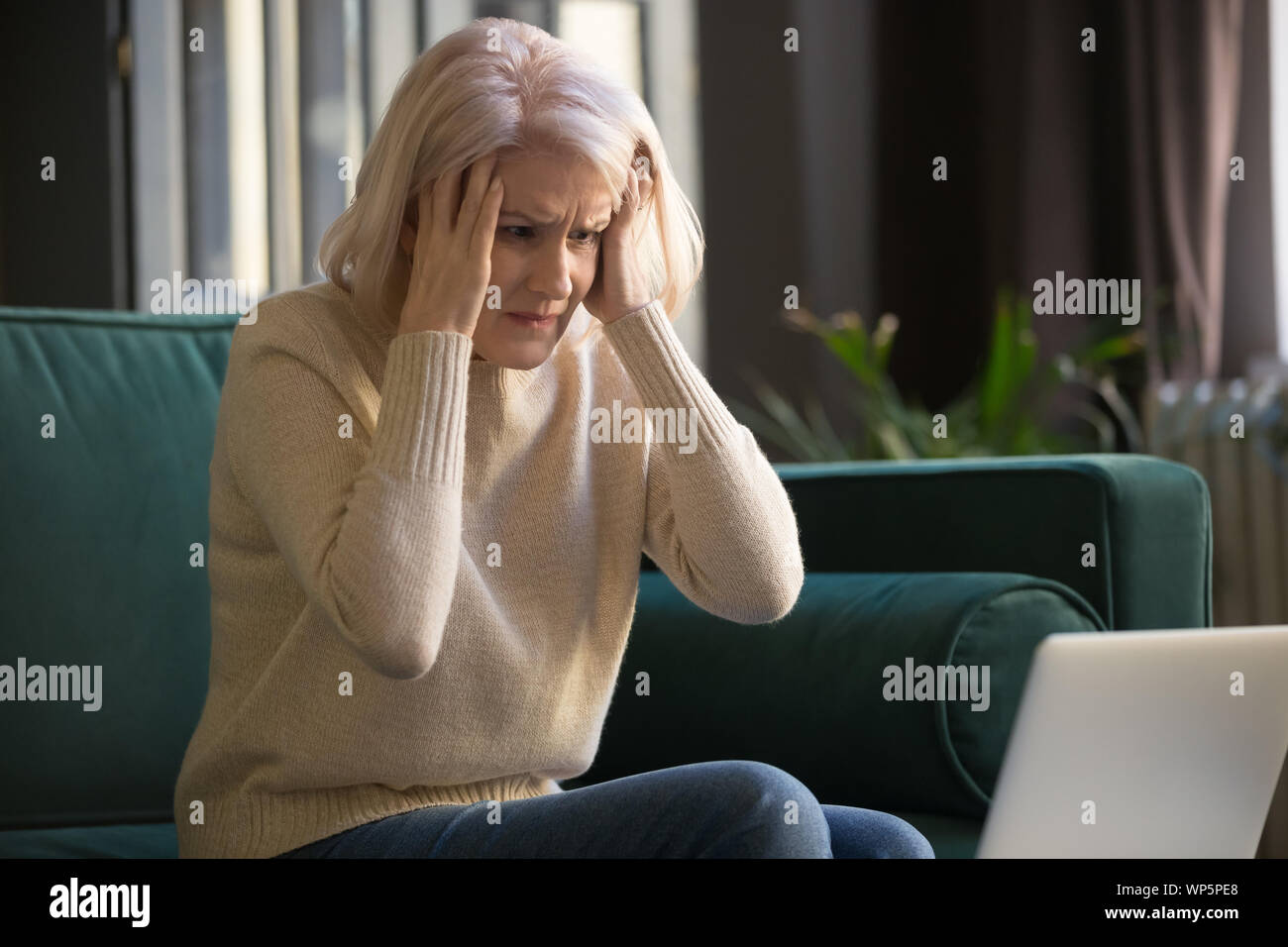 Confused user hi-res stock photography and images - Alamy