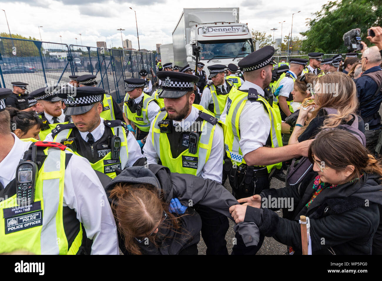 Female police officer uk back hi-res stock photography and images - Alamy