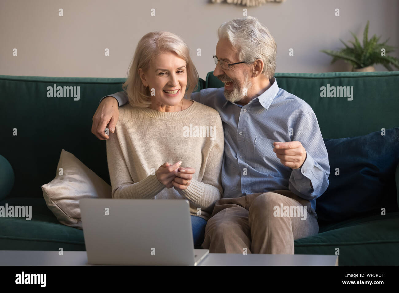 Elderly couple online hi-res stock photography and images - Alamy