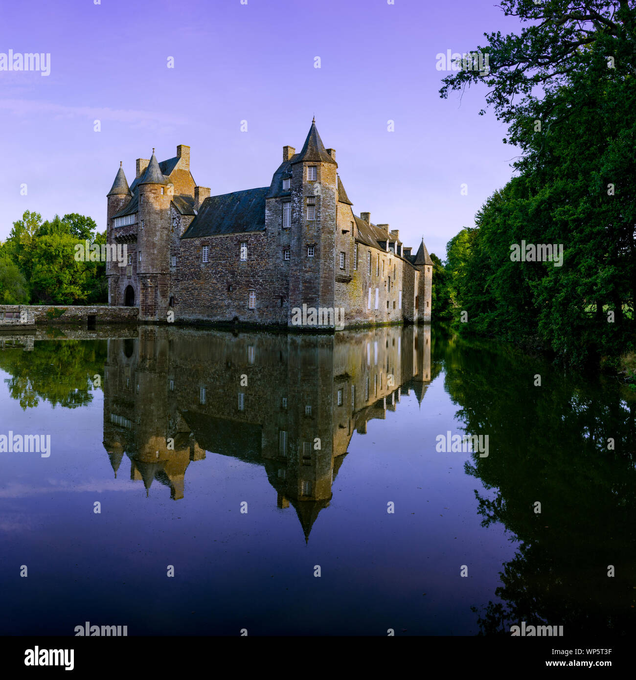Castle surrounded water chateau de hi-res stock photography and images ...