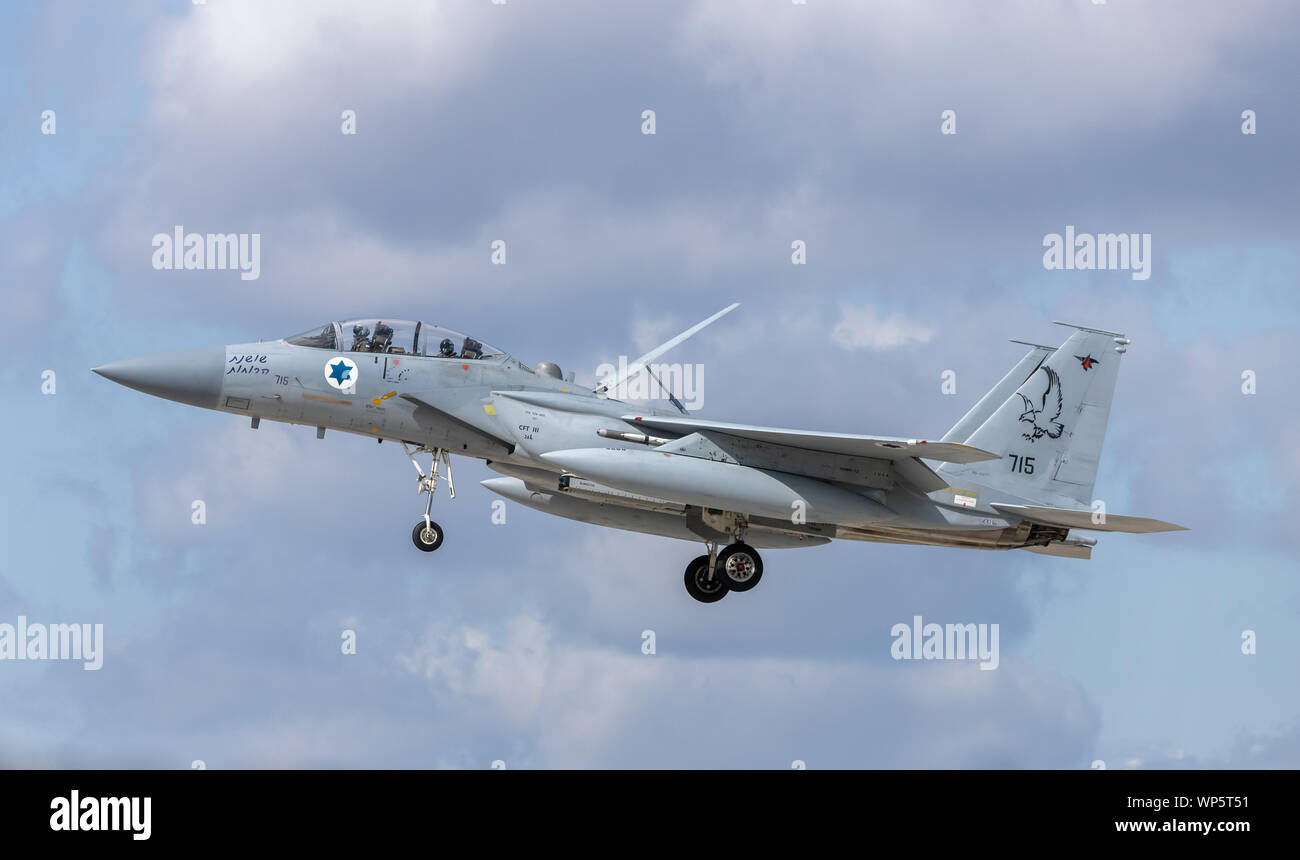 F 15 eagle flying fly hi-res stock photography and images - Alamy