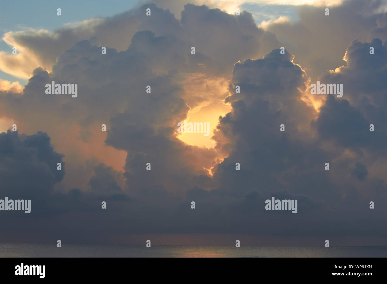 Photo set of clouds in the morning, at sunrise And changing the color ...