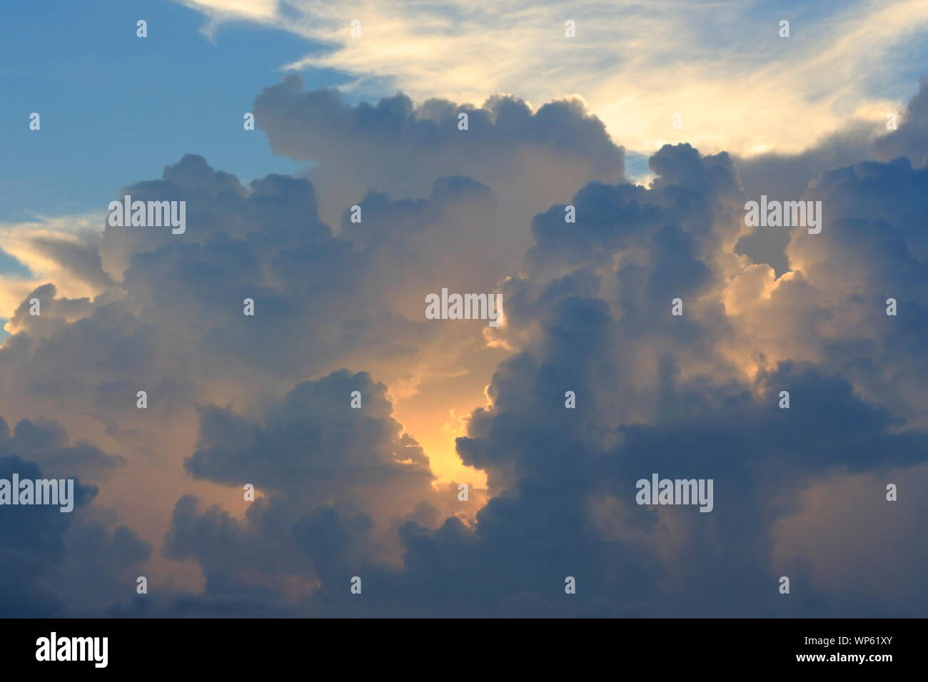 Photo set of clouds in the morning, at sunrise And changing the color ...