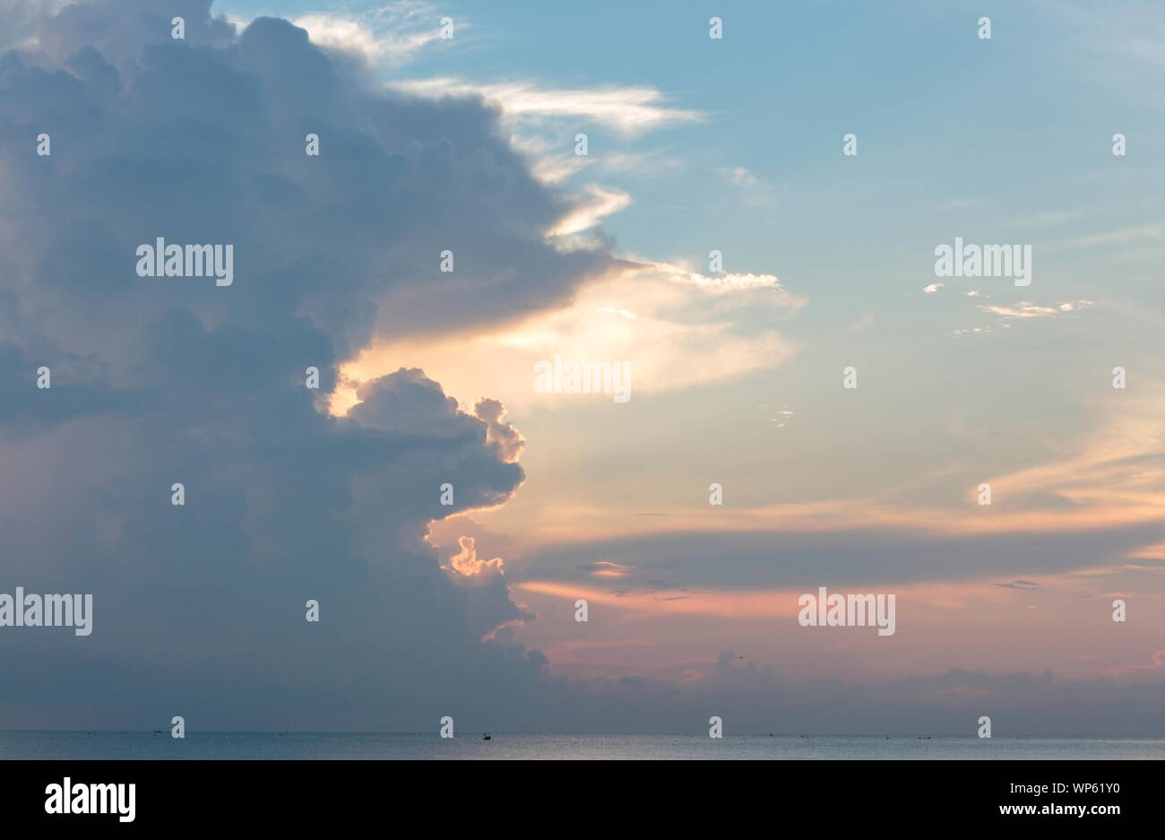 Photo set of clouds in the morning, at sunrise And changing the color ...