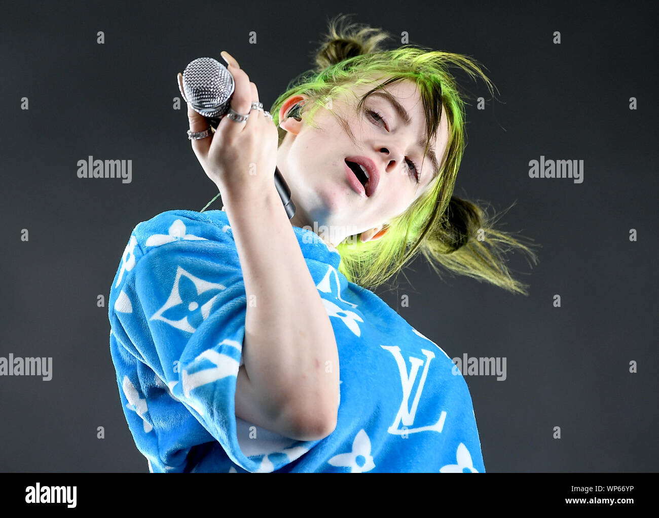 Billie eilish singer hi-res stock photography and images - Alamy