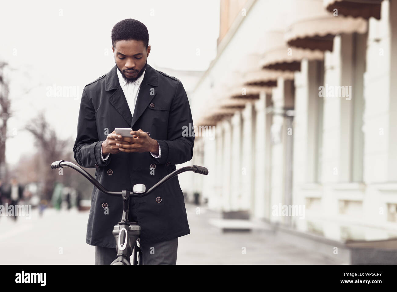 Texting smartphone hi-res stock photography and images - Alamy